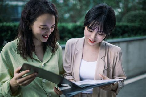 두 명의 여성 사업가가 상업 사무실 건물 공원에서 커피와 서류를 가지고 대화를 나누고 있습니다 25 29세에 대한 스톡 사진 및 기타 이미지 Istock