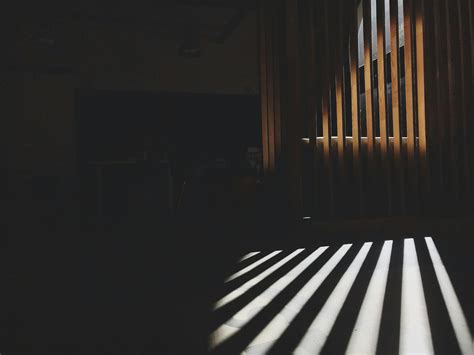 흑인과 백인 나무 패널 사진 Unsplash의 무료 검정 이미지