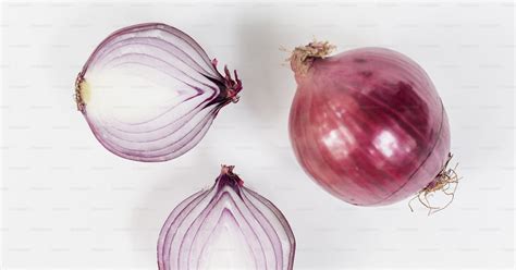 흰 배경에 빨간 양파의 근접 촬영 사진 Unsplash의 흰색 배경 이미지