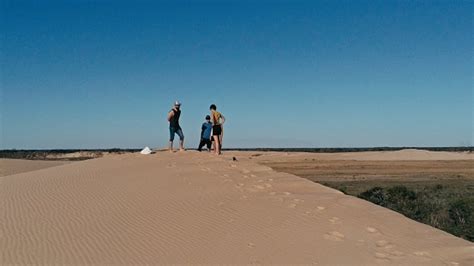 아름 다운 사막 환경에서 모래 언덕의 첨단에 서 있는 젊은 사람들의 공중 사진 거리가 먼에 대한 스톡 사진 및 기타 이미지 거리가 먼 건조한 공중 뷰 Istock