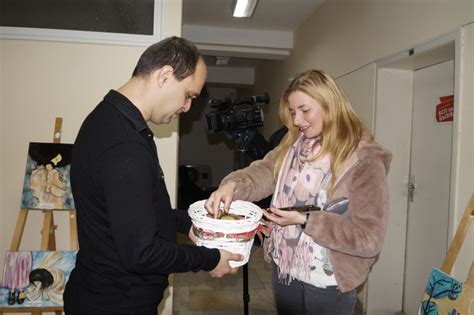 Възпитаници на КСУДЛУ подредиха обща художествена изложба в Община Мездра снимки