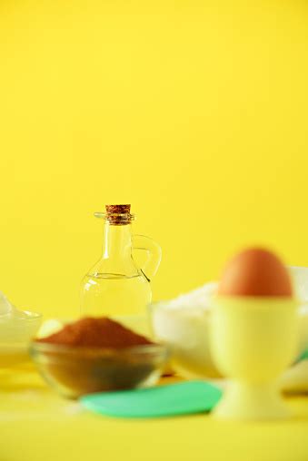 빵집 음식 프레임 요리 개념입니다 다른 베이킹 재료버터 설탕 밀가루 우유 계란 오일 숟가락 롤링 핀 브러시 노란색 배경 위에