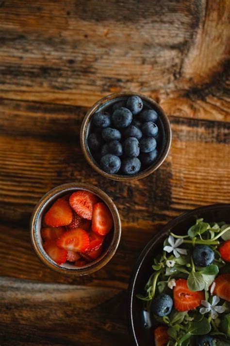 가을 건강 건강한 건강한 식생활 과일 나무 다채로운 딸기 딸기 그릇 라이프스타일 러스틱 맛 맛있는 목조 테이블 미식가 반찬 베리류 보울