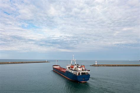 수입 및 수출 사업 물류용 컨테이너 상자를 운반하는 화물선의 항공 보기 항구를 떠나는 화물선 0명에 대한 스톡 사진 및 기타
