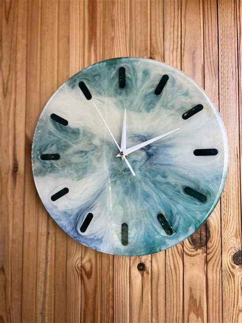 Годинник з епоксидної смоли блакитно бірюзовий — ціна 1100 грн у каталозі Годинники Купити