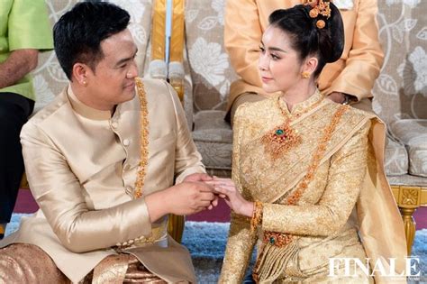 ใหม่ สุคนธวา ในพิธีหมั้น กับชุดไทยศิวาลัยสีทองสุดสง่า