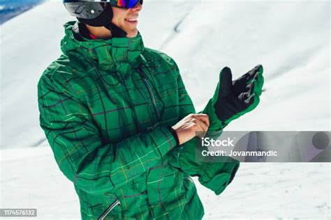 빙하 위에 스키 마스크를 쓰고 헬멧을 쓰고 있는 전문 스키어가 막 장갑을 끼고 점프를 준비하고 있습니다 장갑에 대한 스톡 사진 및 기타 이미지 Istock