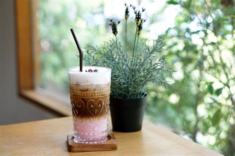 아이스 카푸치노우유와 장미 시럽이 있는 아이스 커피 한 잔과 배경 및 복사 공간을 흐리게 하 여 상쾌한 여름 음료를 제공 합니다 0명에 대한 스톡 사진 및 기타 이미지