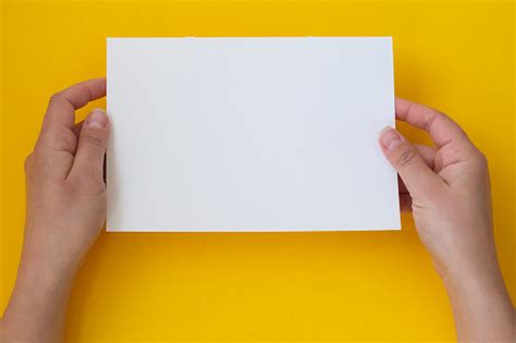 손을 잡고 빈 흰색 복사 공간으로 노란색으로 절연 된 빈 종이 간판에 대한 스톡 사진 및 기타 이미지 간판 개념 검은색 Istock