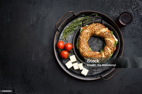 전통적인 터키 베이글 Simit 아침 식사터키 홍차 한 잔과 터키 홍차 한 잔 검은 어두운 돌 테이블 배경 평면도 플랫 레이 텍스트 복사 공간 0명에 대한 스톡 사진 및
