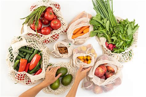 흰색 배경에 유기농 야채 과일 및 식료품이 들어간 메쉬 에코 재사용 가능한 쇼핑백의 상단 전망 가방에 대한 스톡 사진 및 기타 이미지 Istock