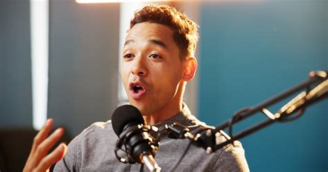 방송 토크쇼 스튜디오에 있는 남자 마이크와 브이로거가 있는 미디어 커뮤니케이션 및 인터뷰 장비를 갖춘 개인 직원 및 호스트 정보 및 발표자를 위한 라이브 스트리밍 및