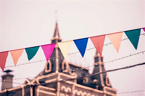 삼각형 모양 다채로운 플래그 궁전 하늘에 대 한 페 넌 트의 화 환 거리 휴일입니다 현대적인 배경입니다 페스트 해피 뉴가 어 크리스마스 축 하 개념 개체 그룹에 대한 스톡