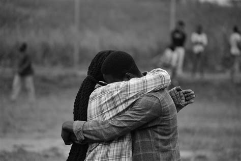 Foto De Stock Gratuita Sobre Abrazando Afecto Al Aire Libre Amable Amistad Amor Apoyar