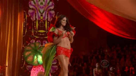 Adriana Lima Nua Em The Victorias Secret Fashion Show 2012