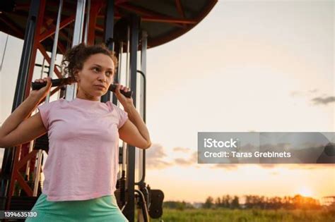 해질녘에 공원에서 체육관 기계에서 운동하는 매력적인 근육질 여성 운동 선수 20 29세에 대한 스톡 사진 및 기타 이미지 20 29세 30 39세 건강한 생활방식