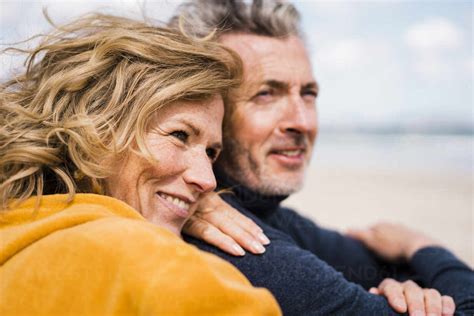 Gl Ckliche Reife Frau Mit Mann Genie T Urlaub Am Strand Lizenzfreies Stockfoto