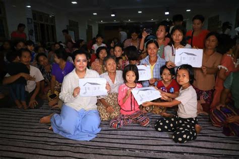 ကျောက်ဆည်မြို့နယ် အနီးတဝိုက်မှာ ရေဘေးပြန်လည် ထူထောင်ရေး အတွက် သွားရောက်လှူဒါန်းခဲ့တဲ့ ခိုင်နှင်းဝေ