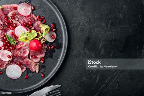 무와 가넷 접시에 검은 돌 배경에 쇠고기 카르파치오 차가운 애피타이저 상단 보기 플랫 레이 텍스트복사 공간 0명에 대한 스톡 사진 및 기타 이미지 Istock