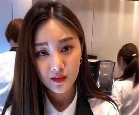 「最美收銀員」火了，當她抬起頭的那一剎那，網友：一眼誤終生啊 每日頭條