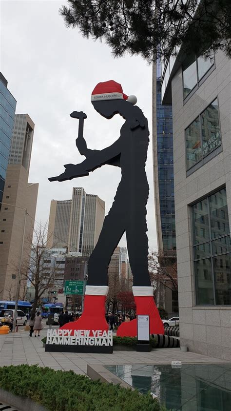 빨간 모자와 장화를 신은 광화문 해머링맨