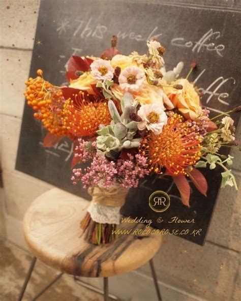 로코코로제 가을부케 가을 느낌 가득한 빈티지 가을부케~ 다육이와 오렌지 핀큐션이 포인트인 감각적인 가을부케입니다 야외 웨딩촬영 또는 야웨웨딩부케로 추천합니다