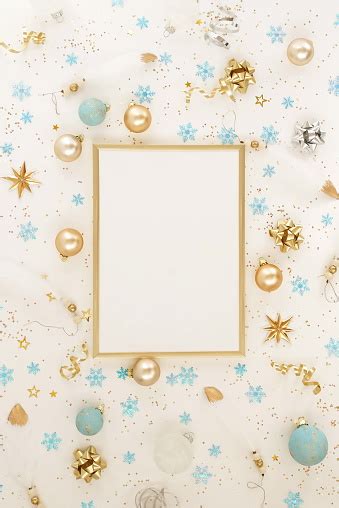 골드 프레임 모형 크리스마스 배경 텍스트에 대한 빈 복사 공간이 흰색 배경에 Xmas 또는 새해 블루 골드 색상 장식 엽서 또는 초대를위한 휴가 개념 맨 위 보기 0명에