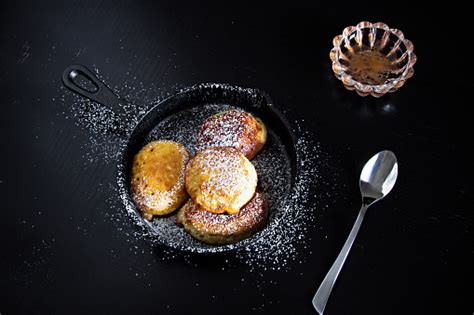 4 수 제 튀김 작은 주철 프라이팬에 팬케이크 장미 잼 그리고 숟가락입니다 검은 나무 배경 0명에 대한 스톡 사진 및 기타 이미지 Istock