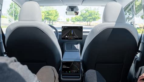 Tesla Gets 475 Price Target From Benchmark Amid Initial Robotaxi Rollout