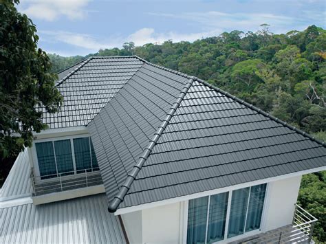 กระเบื้องหลังคาเซรามิก กับบ้านสีขาวเทาเหลือบเงาประกายแดด Scg Home ปรึกษาเรื่องบ้านและให้