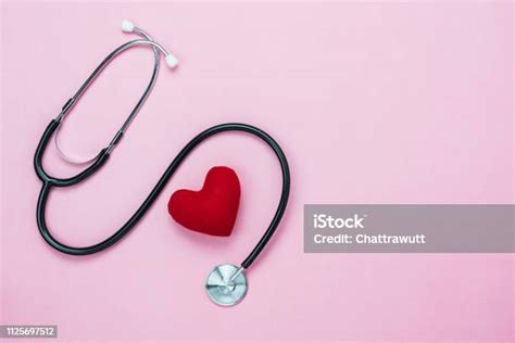 테이블 상단 보기 액세서리 의료 핑크 종이에 화려한 심장 모양 발렌타인 배경 Concepttelescope와 의료의 공중 이미지 사용 하 여 의사에 대 한 평면 위치 항목