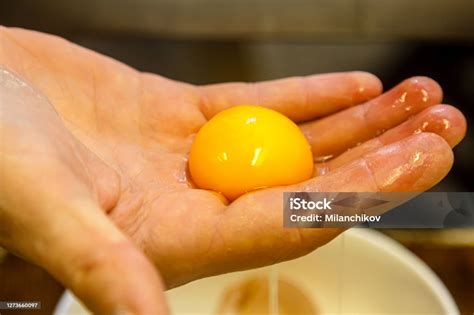 요리사는 달걀 노른자를 손바닥에 들고 단백질과 분리하는 한 가지 방법입니다 계란 노른자에 대한 스톡 사진 및 기타 이미지 계란 노른자 건강한 생활방식 금이 간
