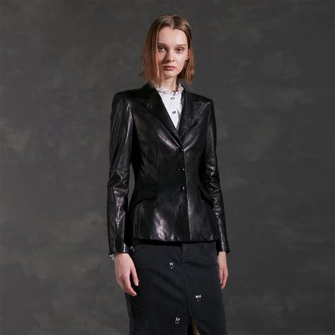 Jessi Ny 제시뉴욕 간절기 필수 아이템 레더자켓 🍂 빈티지한 텍스처와 은은한 광택감이 Facebook