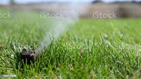 물을 맑게 하기 위해 가압된 공기를 불어 관개 스프링클러 시스템을 겨울철로 만들기 스프링클러에 대한 스톡 사진 및 기타 이미지