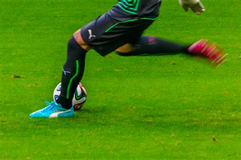 배경 화면 잔디 녹색 노랑 공 발 차기 식물 여가 앞으로 선수권 대회 토너먼트 구두 계략 플레이어 축구 선수 스포츠 장비 스포츠 경기장 경쟁