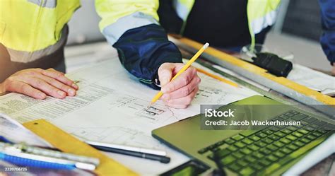 협업 건설 노동자 사람들과의 손과 노트북은 계획을 위해 건축 현장에 근접합니다 건축 청사진 및 컴퓨터 엔지니어링 팀이 개발을 위해 현장에서 글을 씁니다 2명에 대한 스톡