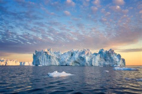 Veranda Ilulissat Mar Con 2 Keporkak De Ballena Y Aves Imagen De