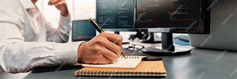 Ingeniero De Software Trabajando En El Desarrollo De Aplicaciones En La Pantalla De Su