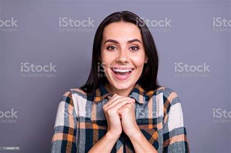 그녀의 그녀의 좋은 매력적인 사랑 스러운 윈 섬 매혹적인 쾌활 한 명랑 한 여성 스트레이트 머리 레이디 입고 체크 무늬 절연 회색 보라색 보라색 파스텔 배경 위에 고립의