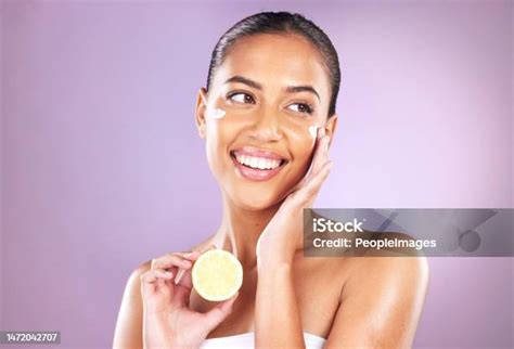 여성 얼굴 스킨케어 또는 레몬 크림은 유기농 피부과 건강 관리 또는 셀프 케어 그루밍을 위한 보라색 스튜디오 배경에 있습니다