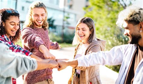 젊은 밀레니얼 세대의 가장 친한 친구들이 화합 움직임에 주먹을 부딪치고 있다 Z세대 학생들이 함께 즐거운 시간을 보내는 다문화 라이프 스타일 올바른 여자 얼굴과 팀 우정