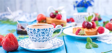 맛 있는 여름 아침 식사 수 제 파이 향기로운 커피 푸른 나무 배경 열매와 녹색 잎 및 꽃 공간에 복사 합니다 배너 경관에 대한 스톡 사진 및 기타 이미지 Istock