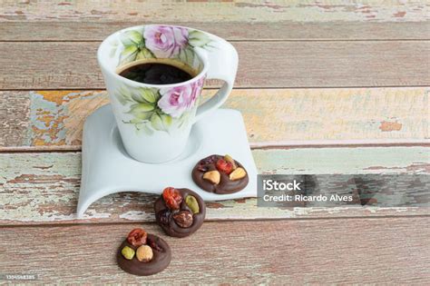 로즈 디자인이 있는 커피 한 잔 옆에 견과류가 있는 3개의 작은 초콜릿 칩 쿠키 0명에 대한 스톡 사진 및 기타 이미지 0명 귀여운 달콤한 음식 Istock