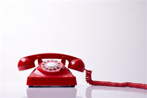 핸들이 있는 빈티지 레드 전화기 — 3d 그림 화살표와 대상 3d 아트 디자인 일러스트와 함께 오래 된 전화의 3d 렌더링 개념 고화질 사진 사진 배경 일러스트 및 사진