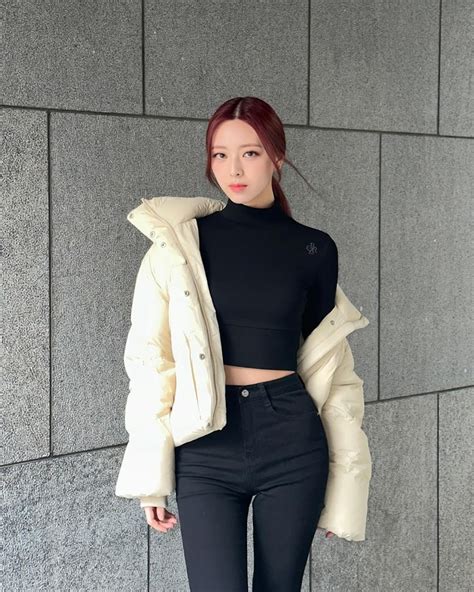 Itzys Yuna Flaunts Her Unreal Waist To Hip Ratio In Low Rise Jeans Koreaboo