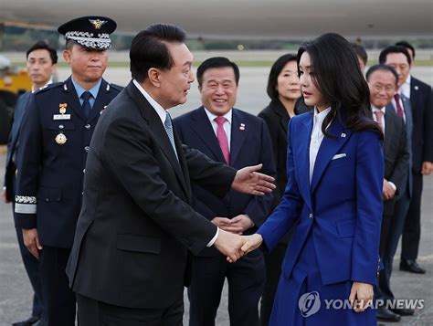 귀국 후 김건희 여사와 악수하는 윤석열 대통령 연합뉴스