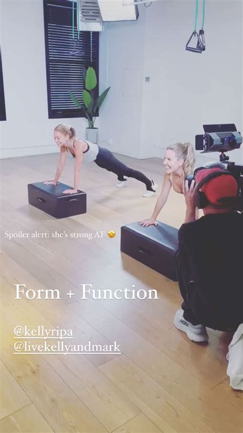 Lives Kelly Ripa Reveals Ripped Abs And Muscular Back In Tiny Sports Bra And Leggings At The