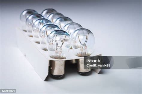 회색 그라데이션 배경에 종이 로트의 자동차 크기에 대한 새로운 백열 자동차 램프 개체 그룹에 대한 스톡 사진 및 기타 이미지 개체 그룹 교통수단 금속 Istock