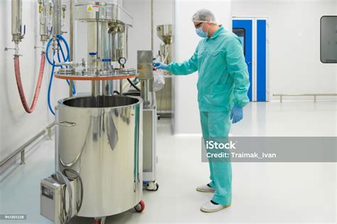 제약 공장 남자 노동자 보호 의류 살 균 작업 조건에서 제어판 사용 Stem 주제에 대한 스톡 사진 및 기타 이미지 Stem 주제 강철 개념 Istock