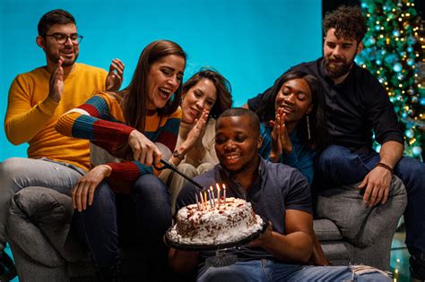 생일 파티 축하 행사에서 친구가 들고 있는 케이크에 촛불을 켜는 젊은 여자 20 24세에 대한 스톡 사진 및 기타 이미지 20 24세 25 29세 가정의 방 Istock